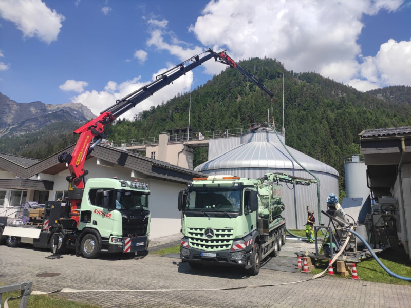 Entleerung von Klärbecken und Faultürmen per Saugbagger
